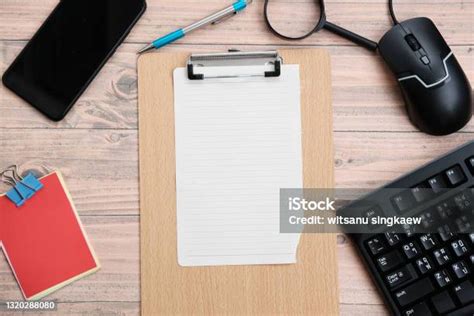 Keyboard Pada Latar Belakang Tabel Kayu Dan Ruang Kerja Tampilan Atas
