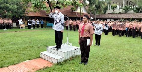 UPACARA BENDERA DALAM RANGKA PERINGATAN HARI GURU NASIONAL DAN HUT PGRI KE TAHUN SMK