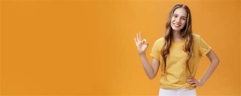 Girl Montrant Une Réponse Positive Avec Le Langage Du Corps Charmant