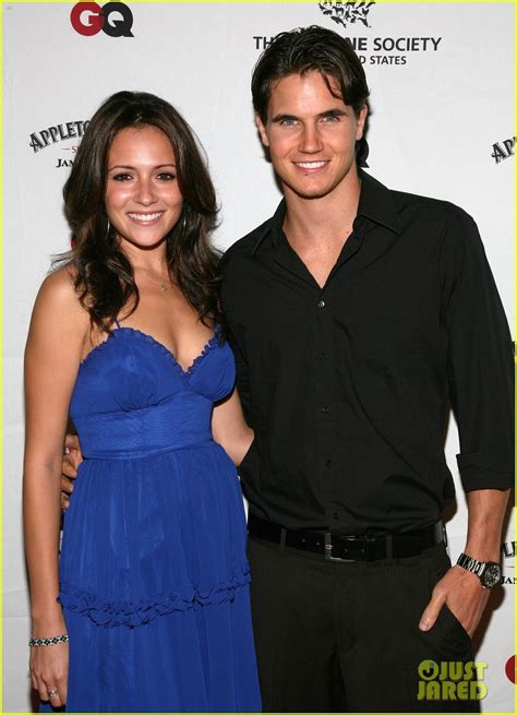 Italia Ricci And Robbie Amell