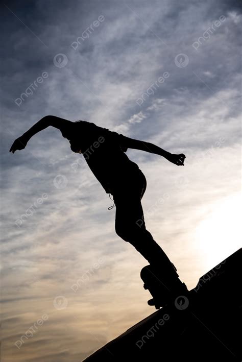 극적인 흐릿한 하늘을 배경으로 스케이트 공원에서 하프 파이프에서 스케이트를 타는 스케이터의 실루엣 사진 배경 및 무료 다운로드를위한 그림 Pngtree
