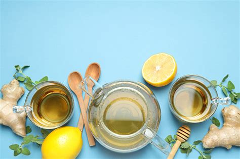 파란색 배경에 차 레몬 생강이 있는 컵과 찻주전자 텍스트 공간 0명에 대한 스톡 사진 및 기타 이미지 0명 건강관리와 의술 겨울 Istock