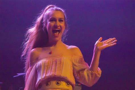 Joanna Newsom Live Debuts New Song Rovenshere” During La Residency Show Mxdwn Music