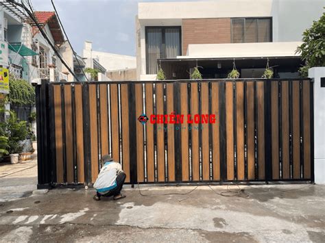 Cửa Cổng Sắt 4 Cánh ốp Nhựa Giả Gỗ Song đứng Cl0061