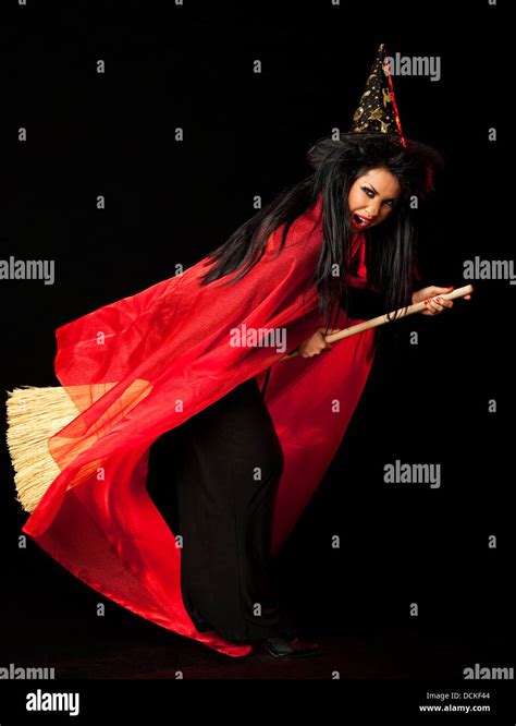 Hexe Auf Einem Besen Stockfotografie Alamy