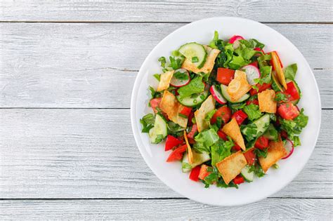 Fattoush 또는 아랍 피타 크루 통 샐러드 패토우시 샐러드에 대한 스톡 사진 및 기타 이미지 패토우시 샐러드 0명