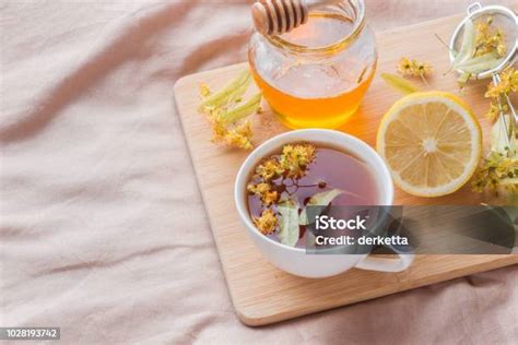 린든 꿀 레몬과 차입니다 침대 감기 치료의 개념에 트레이 0명에 대한 스톡 사진 및 기타 이미지 0명 개화 건강한 생활