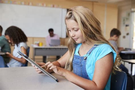 Uczennica Korzystająca Z Komputera Typu Tablet Do Odrabiania Pracy