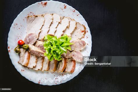 샐러드 채소를 곁들인 소시지와 케밥을 곁들인 고기 슬라이스 0명에 대한 스톡 사진 및 기타 이미지 0명 사진 이미지 수평