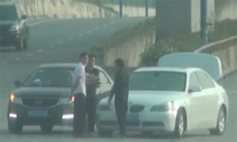 62人碰瓷团伙被抓：21台豪车作案，专盯驾照扣满12分的澎湃号·政务澎湃新闻 The Paper