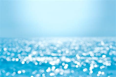 섬세한 블루 텍스처 보케 바다 여름 배경 화창한 날에는 흐릿한 푸른 보케가 물 위에 눈부신 광경을 선사합니다 컨셉 트래블 0명에