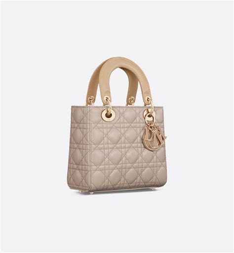 Сумка Lady Dior, модель маленького формата Двухцветный дизайн из кожи ...