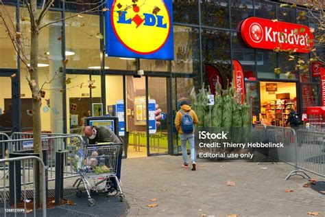 벨기에 루벤의 리들 독일 체인 슈퍼마켓과 크루이드바트 Lidl에 대한 스톡 사진 및 기타 이미지 Lidl 벨기에 거리