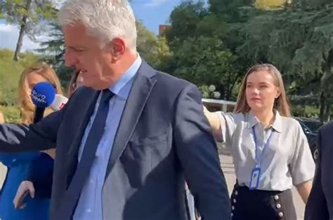 Pandeli Majko me sjellje turpëruese ndaj gazetares e shtynë me forcë Indeksonline net
