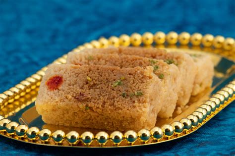 밀크케이크 칼라칸드 부르피 또는 알와르 카 마와 바르피 미타이가 코야 마와 말라이 바담 코담 코아 마바 바다암 카주 피스타로 만들어졌으며 디파왈리 두세라 나바라트리 라카반단