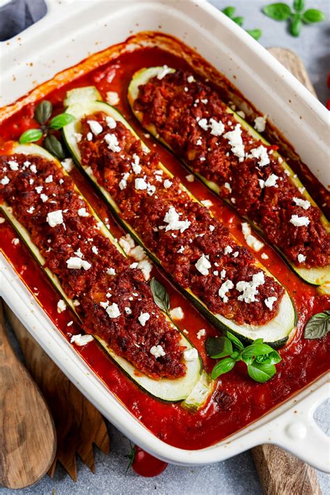 Gefüllte Zucchini mit veganem Hack in Tomatensauce byanjushka