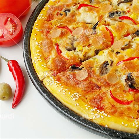 طرز تهیه پیتزا مرغ و قارچ خانگی؛ با کمترین مواد لازم مجله اکالا