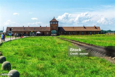 구 아우슈비츠 Iiâbirkenau 강제 수용소의 입구 건물과 철도 노선 World War Ii에 대한 스톡 사진 및 기타