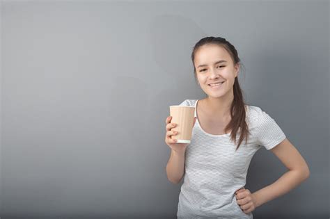 유리에 향기로운 커피 회색 배경에 뜨거운 음료를 마시는 젊은 여자 갈색에 대한 스톡 사진 및 기타 이미지 갈색 곡초류