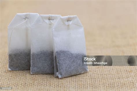 테이블 위에 있는 세 개의 티백 안에 검은색과 회색 커피가 들어 있는 종이 티백의 클로즈업 0명에 대한 스톡 사진 및 기타 이미지 Istock