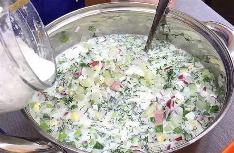 Рецепт необычной и нежной окрошки с крабовыми палочками Читайте на Ukr Net