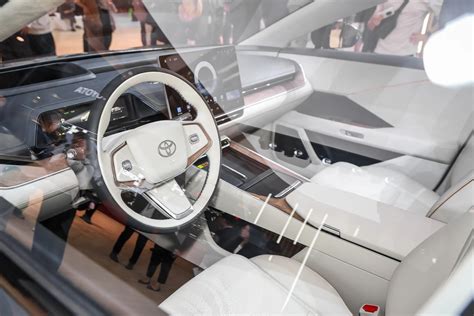 トヨタが見せた電動セダンの到達点！700kmの「bz7」、巨大ボディとスマート空間でev新時代を切り拓く