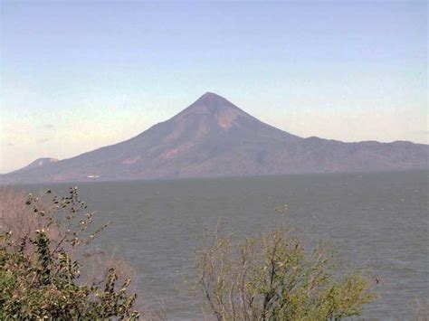 El Volcán Momotombo De Nicaragua Antes De Entrar En Erupción