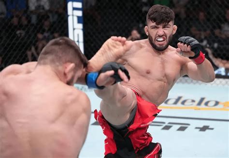 Charles Do Bronxs Coloca Ex Campeão Do Ufc Na Lista De Espera