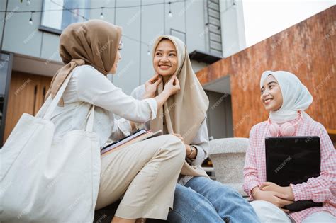 Grupo De Alumnas Ayudando A Una Amiga A Llevar Un Pañuelo En La Cabeza
