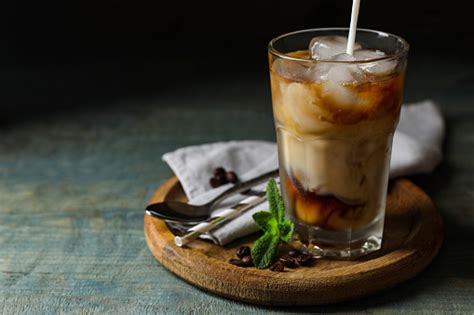 하늘색 나무 테이블에 맛있는 아이스 커피 민트 콩 한 잔에 우유를 붓고 텍스트를 위한 공간 0명에 대한 스톡 사진 및 기타