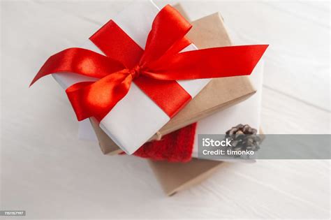 크리스마스 인사말 카드입니다 빨간색 리본 및 텍스트에 대 한 장소와 나무 배경에 범프와 흰색 및 크 래 프 트 선물 상자 0명에