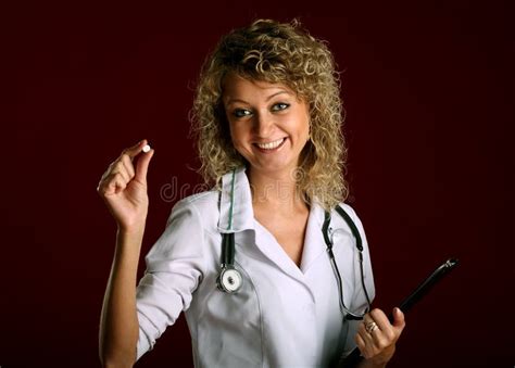Doktor Der Jungen Frau Mit Einer Pille Stockfoto Bild Von