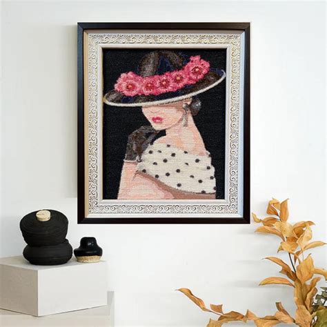 Вишита картина «пані у квітковому капелюсі — ціна 9900 грн у каталозі