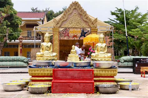 កំរងរូបភាពក្នុងកម្មវិធីស្រង់ទឹកព្រះនាវត វត្ត ឧទុម្ពរក្រោម Facebook