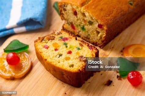 설탕에 절인 과일을 곁들인 산조안 스폰지 케이크 여름을 기념하는 전통 스페인 디저트 0명에 대한 스톡 사진 및 기타 이미지 0명 건강한 생활방식 과일 Istock