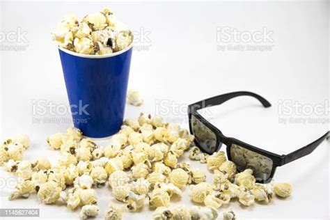 배경 영화 개념에서 시계 영화를 위한 장비와 함께 팝콘 바구니와 3d 안경 0명에 대한 스톡 사진 및 기타 이미지 0명