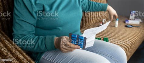 수석 여성은 의약품에 대한 지침을 읽습니다 여자는 약물의 목록과 구성을 본다 개념 가정 자기 약물 및 약물의 속성의 연구 금기