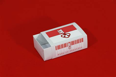 검은 배경에 바코드와 스위스의 주 색상 플래그와 흰색 상자에 Obwalden 플래그 넣어 일치 또는 제품에 대한 종이 포장