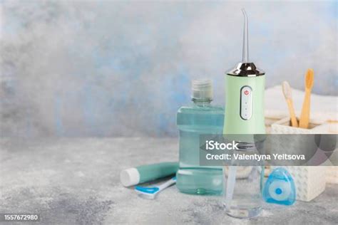 파란색 배경에 전자 구강 세정기 칫솔 페이스트 치실 및 구강 세정제 구강 위생을위한 치과 도구 전기 치간 청소기 치과용 물 샤워