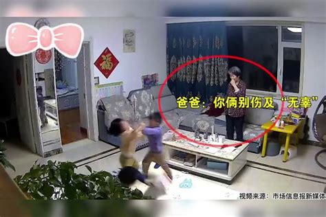 龙凤胎姐弟凶狠干架，爸爸连忙躲闪腾地，奶奶一旁淡定“观战”