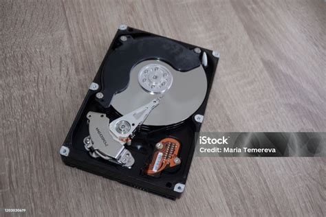 분해된 컴퓨터 하드 드라이브 장치 클로즈업 컴퓨터 부품 부품의 해체 검사 청소 및 수리 컴퓨터 하드 드라이브 데스크톱 컴퓨터의 구성 요소는 어떻게 0명에 대한 스톡 사진 및