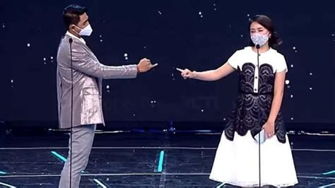 Adegan Romantis Arya Saloka Dan Amanda Manopo Di TikTok Awards Bikin