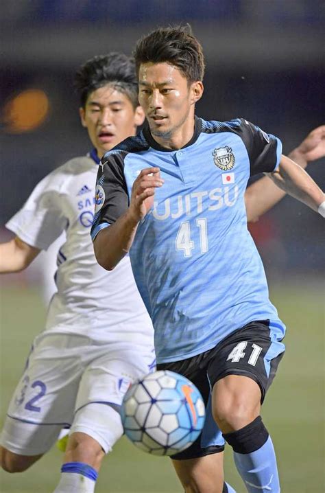 川崎f―水原 前半、競り合う川崎・家長 ― スポニチ Sponichi Annex サッカー