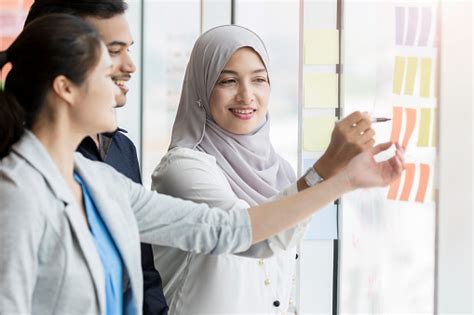 말레이시아 비즈니스 사람들이 브레인스토밍 세션을 계획 중 접착식 메모지에 대한 스톡 사진 및 기타 이미지 접착식 메모지 계획 기업 비즈니스 Istock