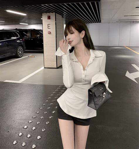 Chicyou纯欲性感紧身胸大腰细多扣长袖t恤修身显瘦套头百搭上衣虎窝淘