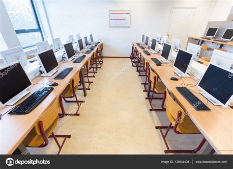 Computadores Em Sala De Aula Do Ensino Secundário Holandês Fotos Imagens De © Benschonewille