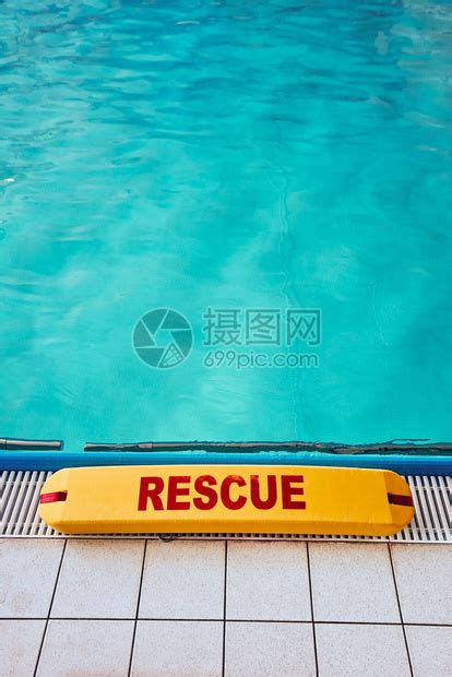 白天救生员节省游泳池上的救生设备坎迪德人真实时刻情况高清图片下载 正版图片307830995 摄图网