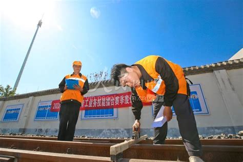 河南南阳青工战暑赛技能 人民图片网