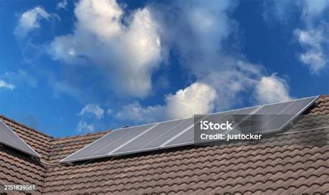 Panel Surya Di Atap Dengan Langit Biru Rumah Dengan Panel Surya Konsep