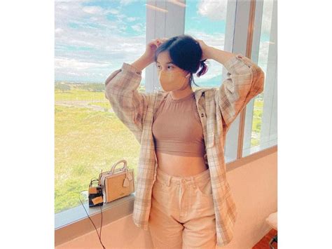 Look Sofia Pablos Chic Instagram Poses Gma Entertainment